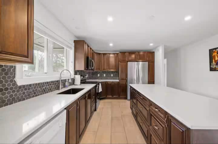Hidden Treasure Comfortable Large Home - Ottawa