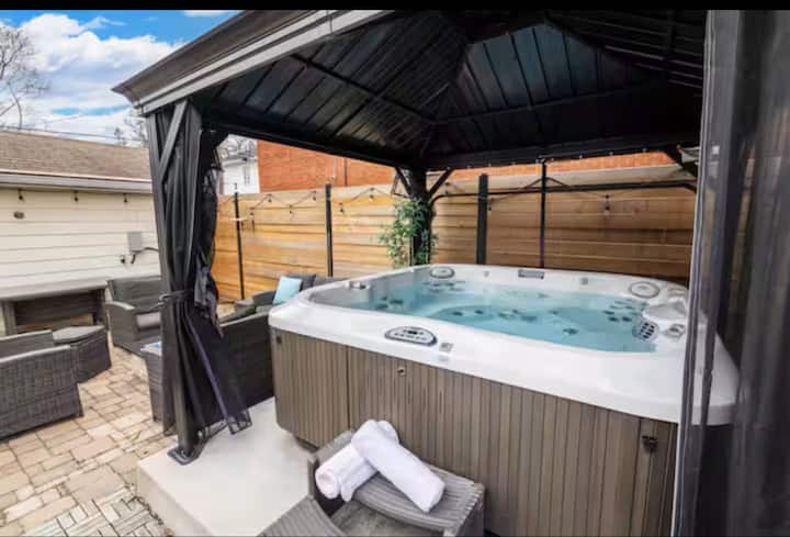 Hidden Treasure With Backyard Oasis - Ottawa