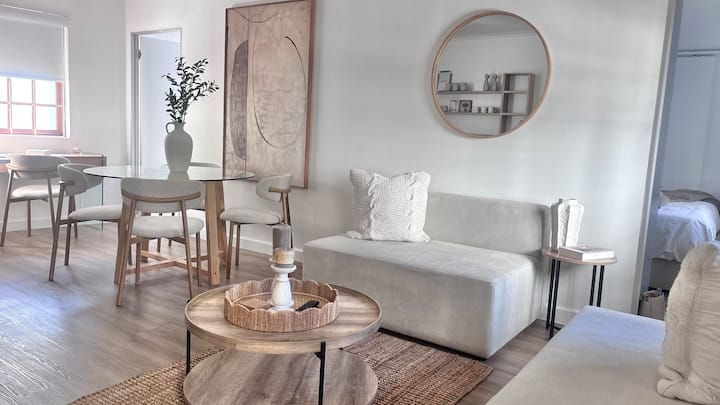 Chic Comfort 2 Bedroom, 2 Bath • Gardens 7 - Claremont