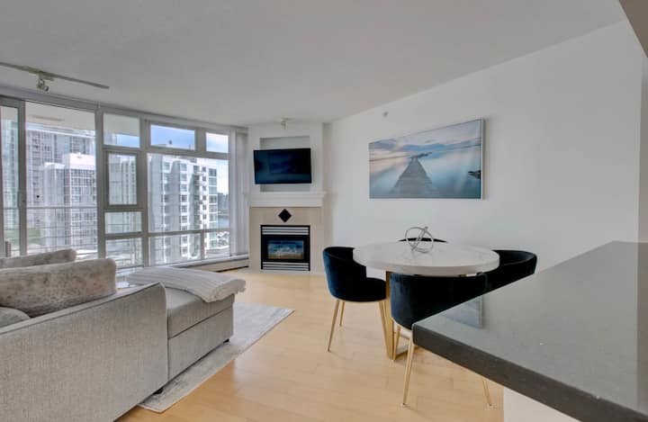 Cozy Marinaside 2 Bed - Vancouver