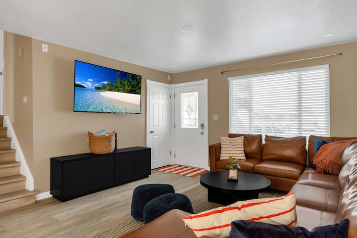 Hot Tub/ Pickle360/ Basketball/ Movie / Sleeps 10 - Brighton, CO