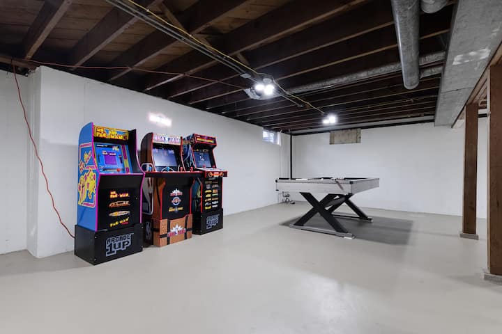Game House Pool Table Arcades 3 Queen Beds - Rockford, IL