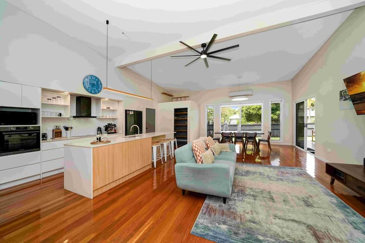 Corporate-ready Executive Designer Home, Furnished - 타운스빌 시티