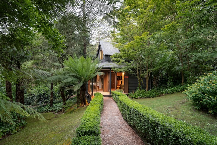 Oak Cottage At Monreale | Brand New Luxury - Melbourne