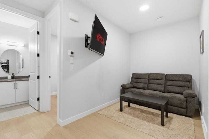 Quiet & Comfortable Stay Minutes From Downtown - Calgary