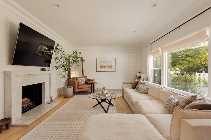 Cozy Peach House: Modern 4br W Large Backyard - Los Angeles, CA