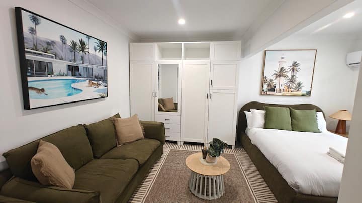 Stylish & Comfy Studio ~ Short Walk To Hospital - Spring Hill