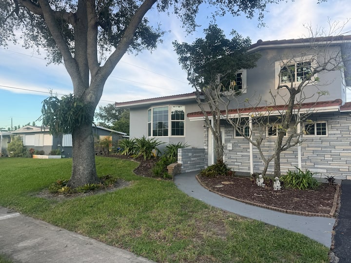 Cozy Centrally Located House Close To Everything - Pembroke Pines, FL