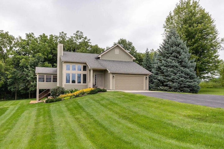 Hot Tub, Sunroom, Pool Table, Arcade | 4br, 3.5ba - Galena, IL