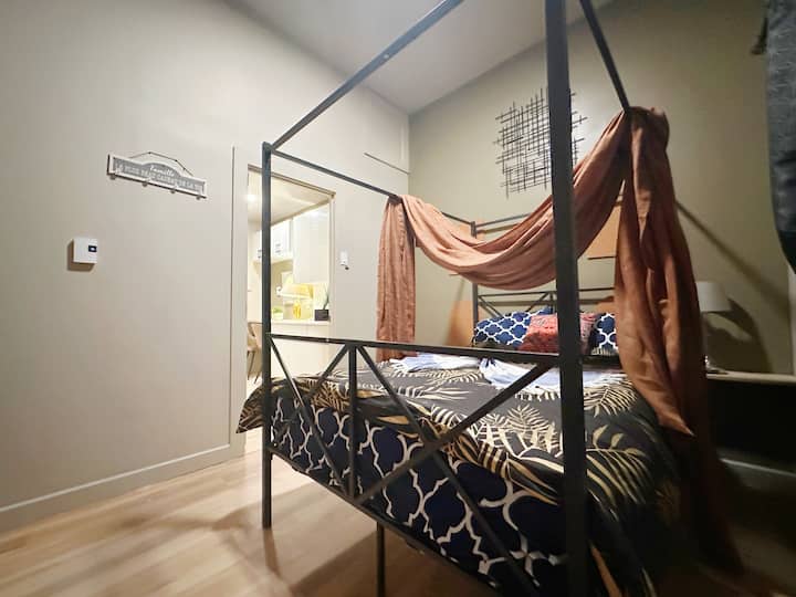 St. Denis Tiny Studio (Newly Renovated) - Montreal
