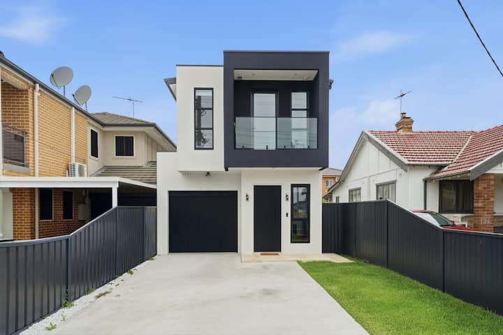 Modern 4-bedroom Home, Walk To Shops & Station - Parramatta