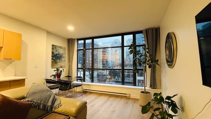 Downtown * Brand New Renovation * Cozy - North Vancouver