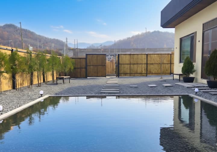 독채, 프라이빗 숙소,   바베큐/대형자쿠지(무료),  캠핑감성, 마당연못 -스테이문강 - Chungju