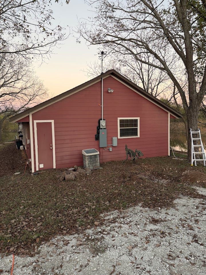 Cozy Lake Side Cabin Retreat - Waco, TX