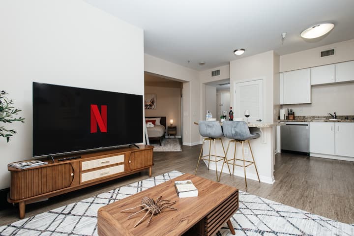 Beautiful Apartment I Parking-pool-gym-balcony - Beverly Hills, CA