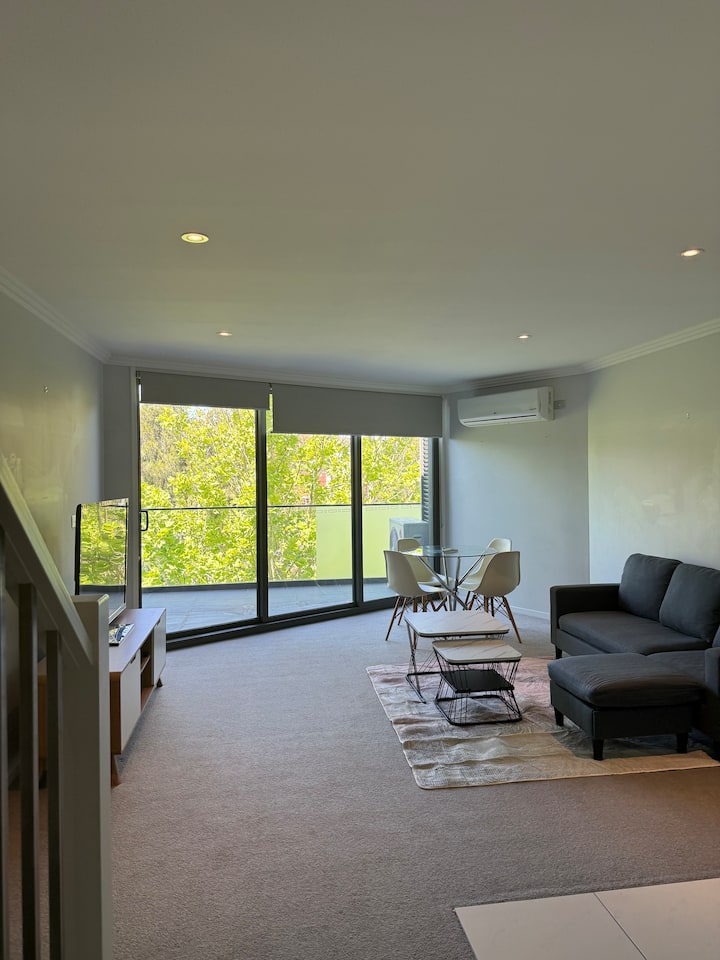 Oversized Apartment With Stunning Waterfront - Belconnen