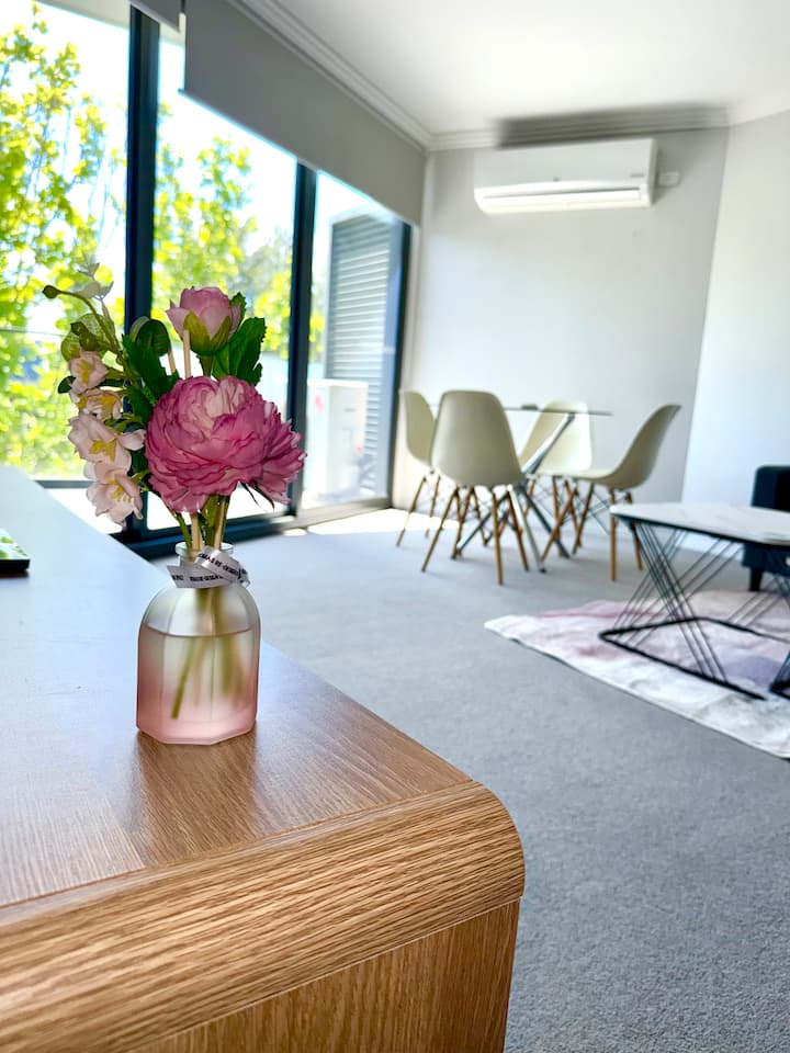 Oversized Apartment With Stunning Waterfront - Belconnen