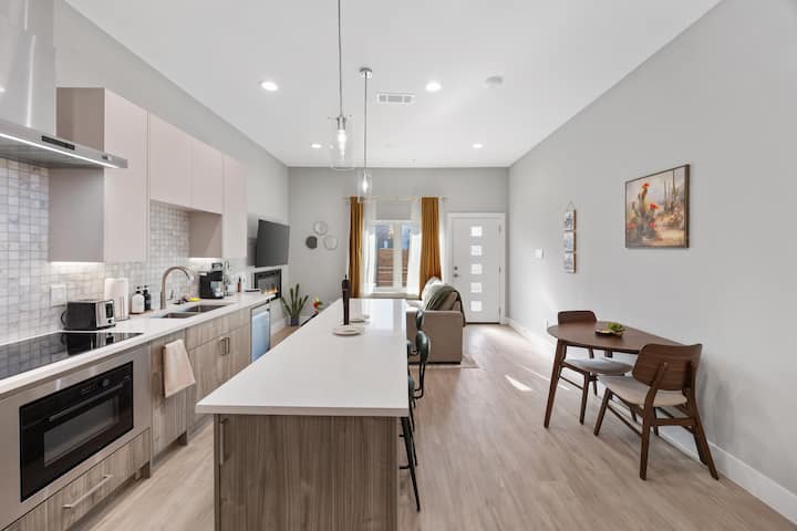 The Velvet Cactus | 1br Apt | Sleeps 3 | Ft Worth - Fort Worth, TX