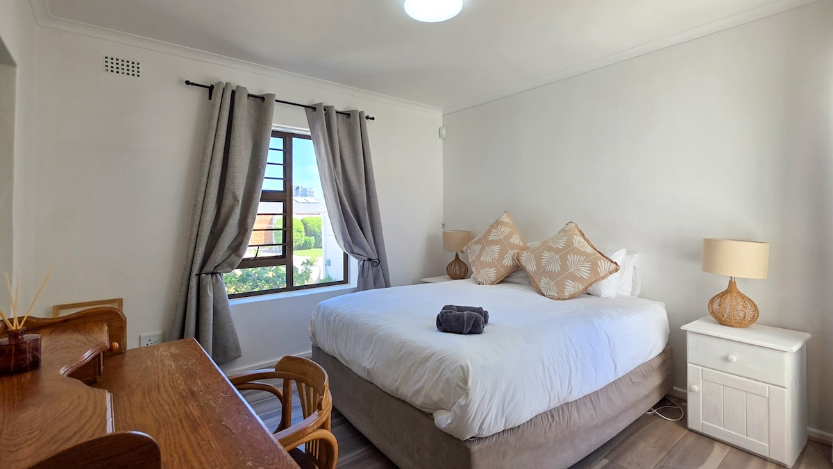 Sunny Bloubergstrand House with Pool & Braai - Houses for Rent in Cape ...