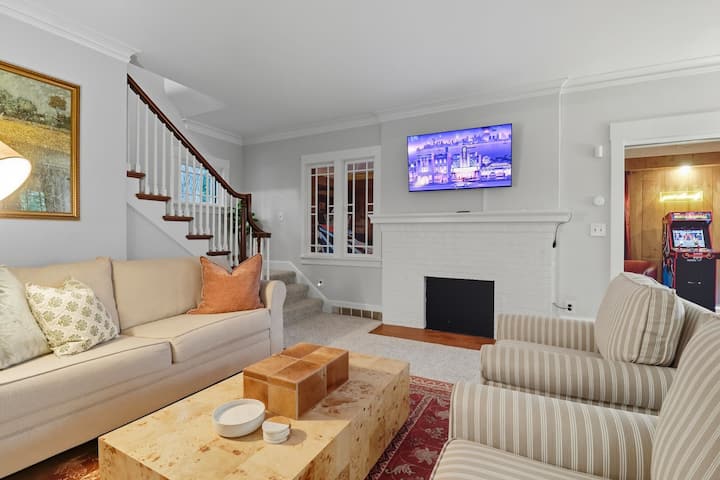 1920s 5bd Escape | Hot Tub | Couples & Groups - Rockford, IL