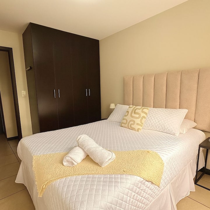 Hermosa Estadía De 2 Habitaciones En Zona 9 - Guatemala City