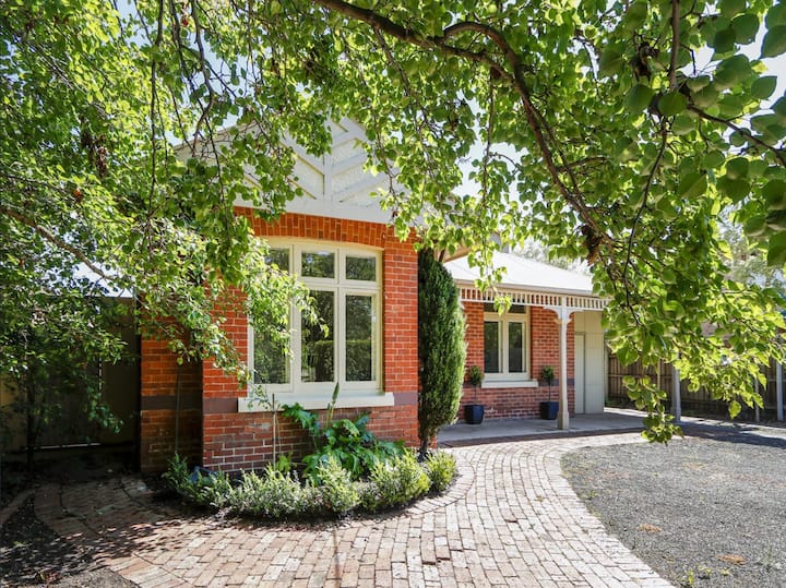 Charming Home Close To Local Restaurants And Cafes - 세일