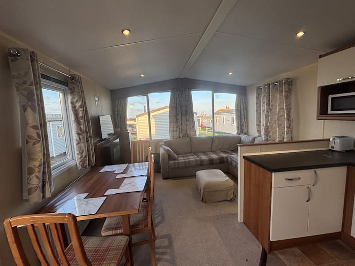 Relax By The Coast – Spacious 6-sleeper Caravan - Isle of Sheppey