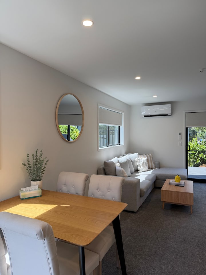 Modern Great Location Townhouse! - Christchurch