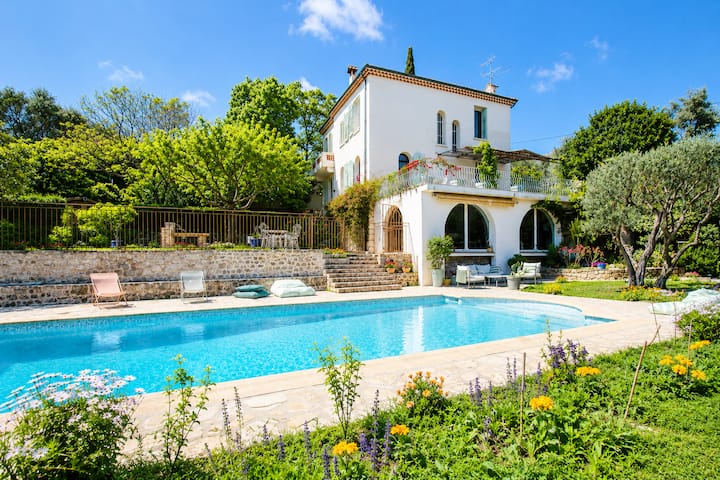 Magnifique Villa De 250m2 /Piscine
5 Min De Cannes - Le Cannet