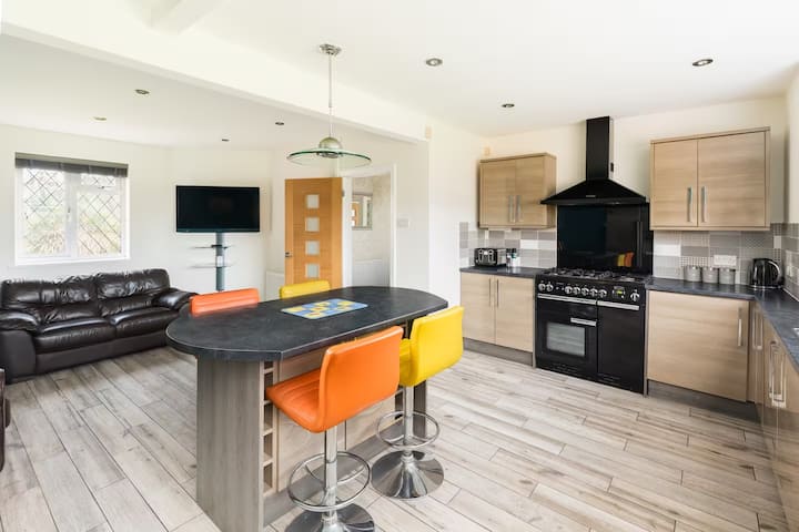 Spacious 4 Bedroom House With Parking - Warwick