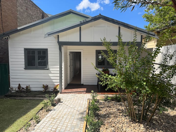 Newly Renovated 3br + Study Home | Sleeps 6 - Rosebery