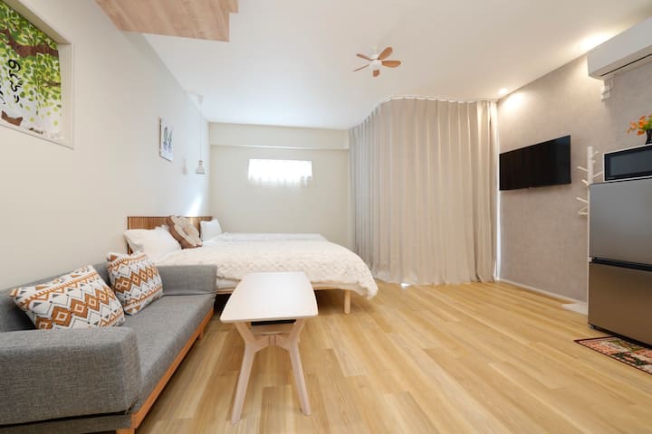 日当たり良好三階建て，4つ部屋、広々としたリビング。各階トイレ、最寄り駅徒歩4分難波まで10分 - Japan