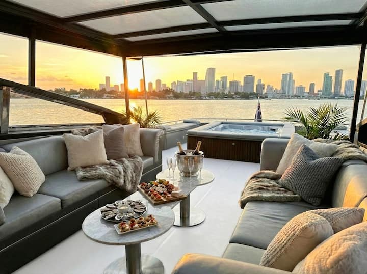 92ft Yacht | Jacuzzi, Bar & Skyline Views - Miami, FL