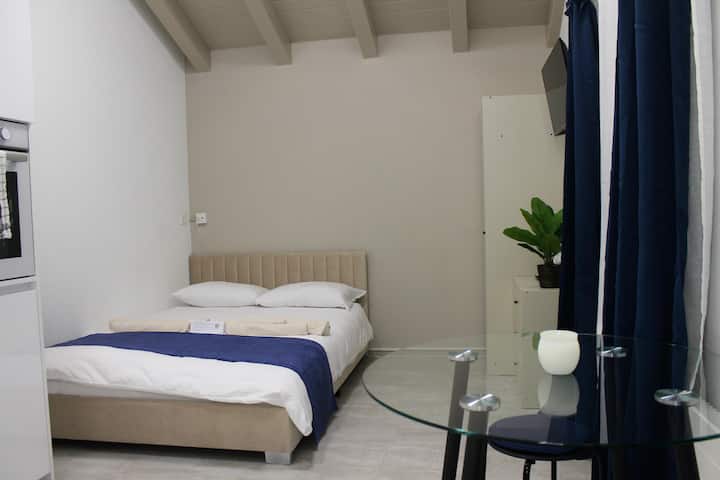 Stylish Studio With Bathroom, Kitchen & Parking - Canton of Glarus