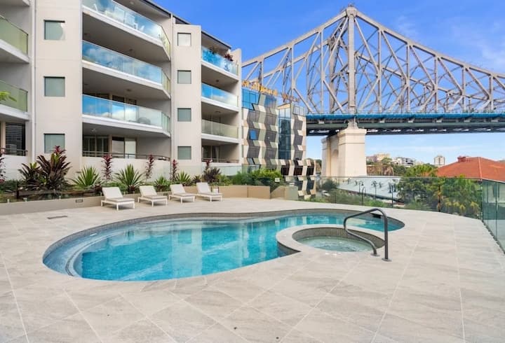 Rivr Front Lux, 2bdr, Pool, & Parking. Night Vibe - Spring Hill