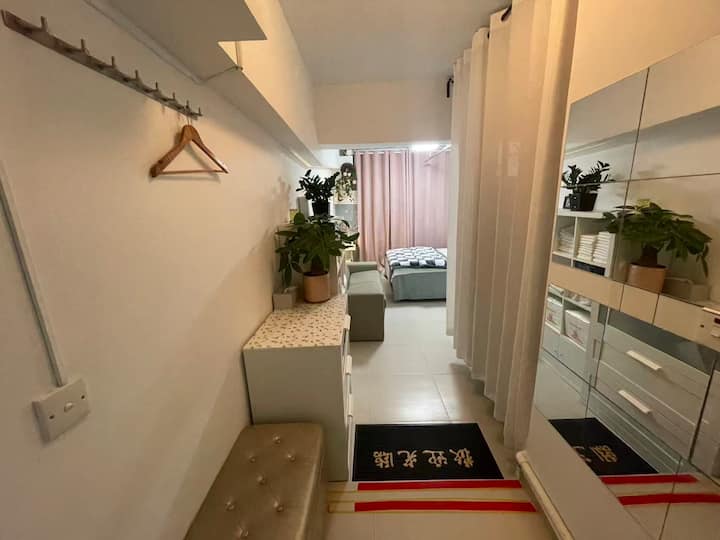 香港佐敦 樓下地鐵口交通方便 250 呎大面積溫暖公寓歇腳地，幹淨衛生整潔！ - Hongkong