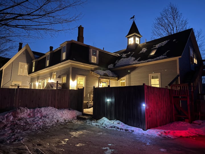 Downtown North Conway! Hot Tub And So Much More. - North Conway, NH