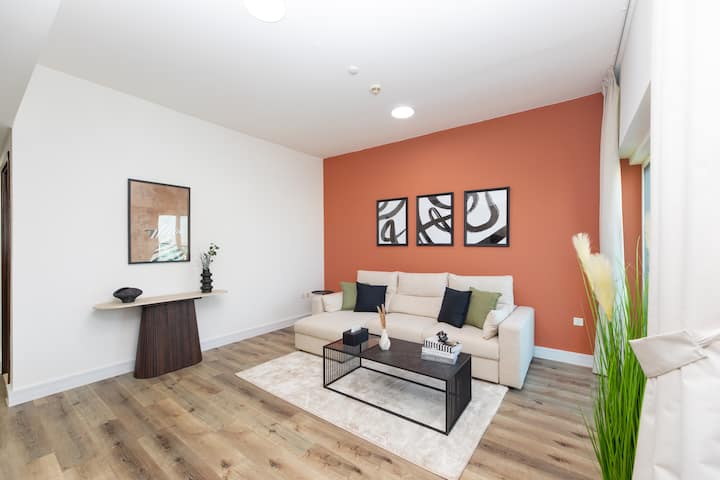 2br Family Home I Steps From Metro I Work Desk - Dubai