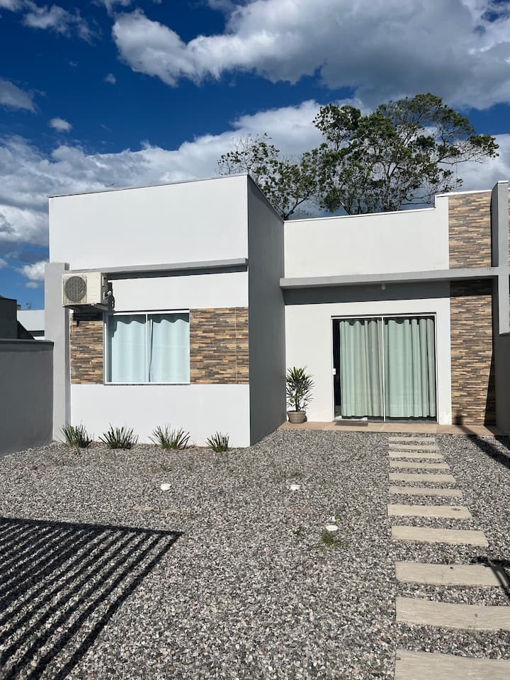 Marialu - Casa Com Piscina E A/c A 700 Mt Do Mar - Itapoá