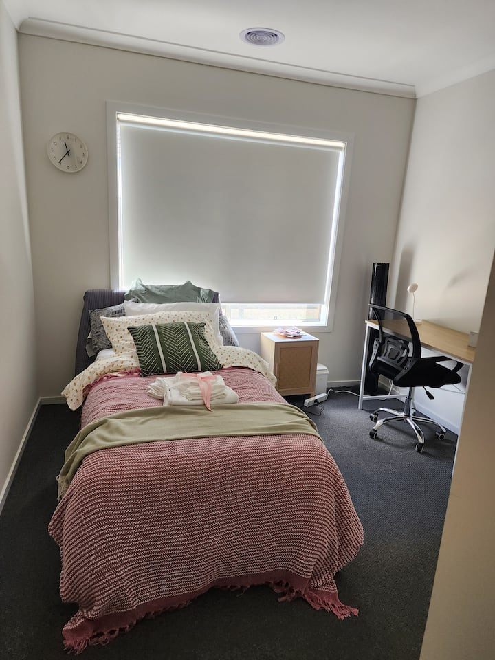 Room 2 - Single Private Room: Wi-fi & Comfort - Australia