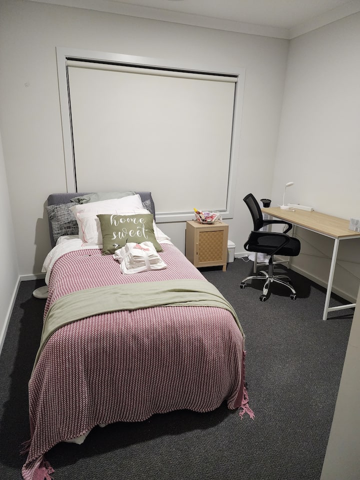 Room 2 - Single Private Room: Wi-fi & Comfort - Melbourne