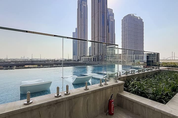 Steps From Dubai Canal | Luxury Business Bay Stay - Dubai