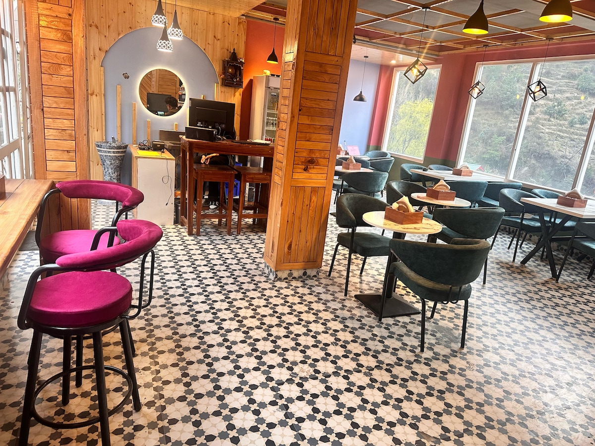 Lugar completo con café y vistas en el mercado principal de Jibhi ...