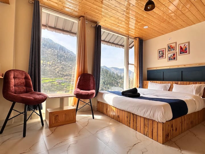 Entire Place With Cafe& Views In Jibhi Main Market - Jibhi