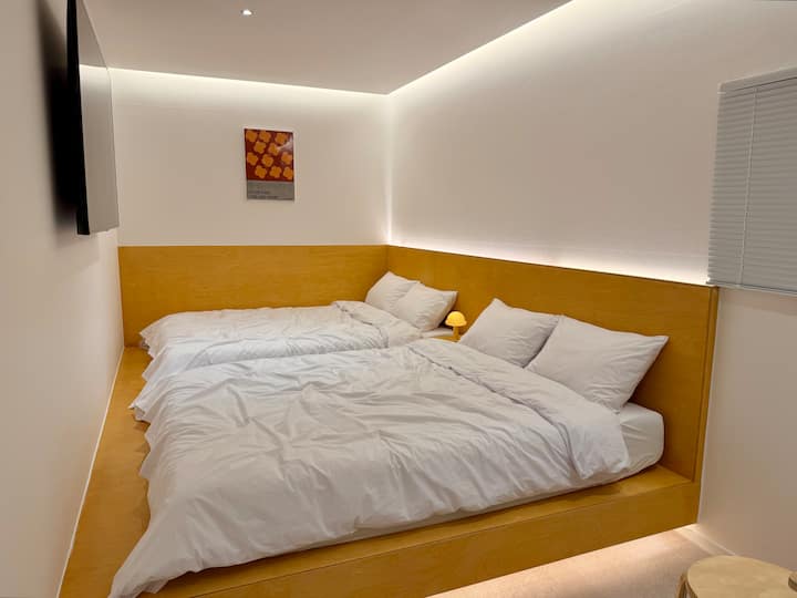 [오픈특가]4인실#모던#신상가성비숙소#동대구역숙소#대구공항 #신세계백화점#호텔식침구#퀸침대 - Daegu