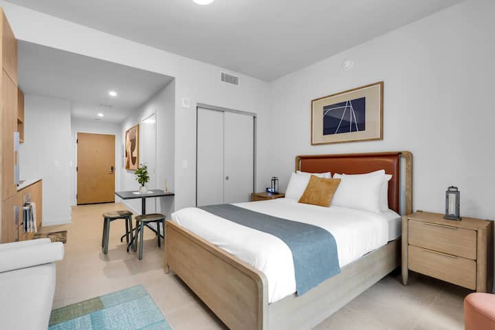 The Crosby Luxury Studio W Balcony & Rooftop Pool - Miami, FL