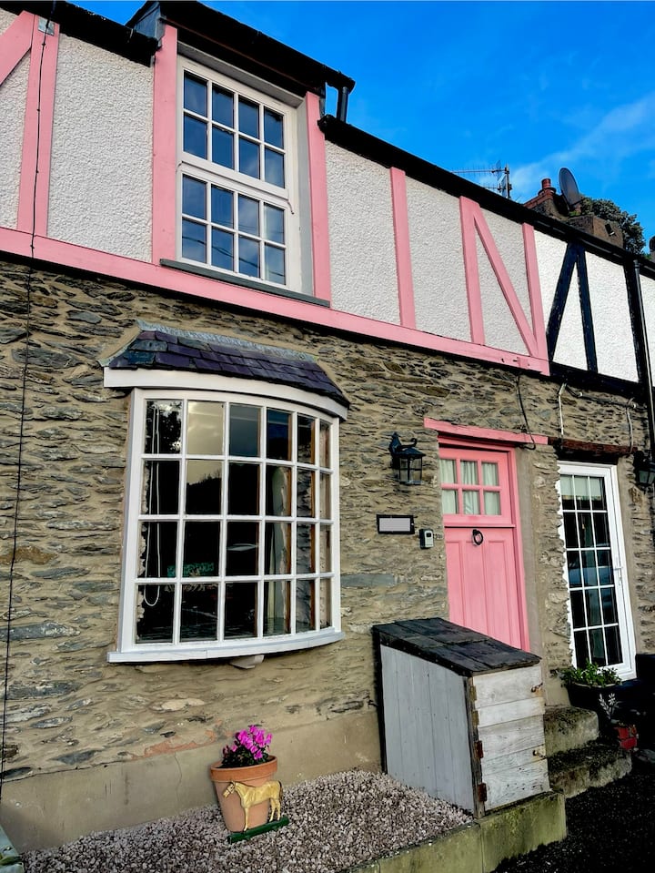 Characterful Cosy Cottage, Sound Of The Bell - Colwyn Bay