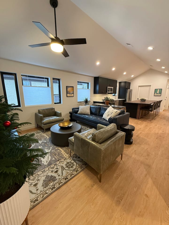 Douglas House | 4br Walk To Grand Casino Arena - Saint Paul, MN