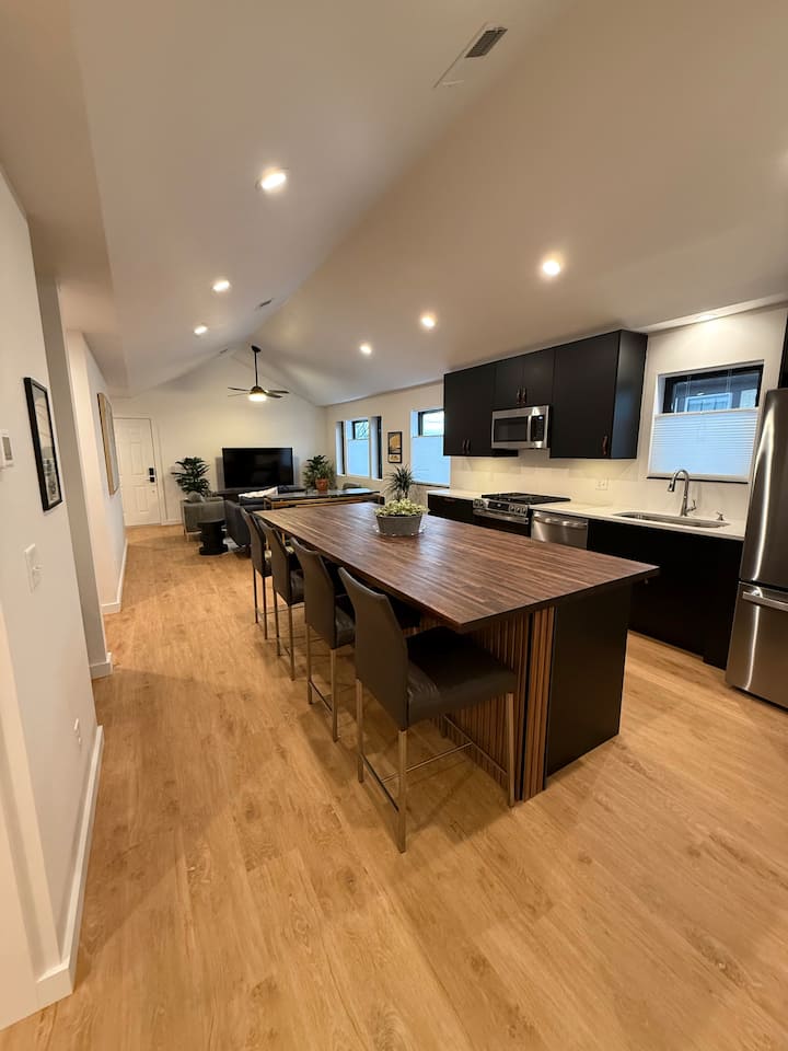 Douglas House | 4br Walk To Grand Casino Arena - Saint Paul, MN