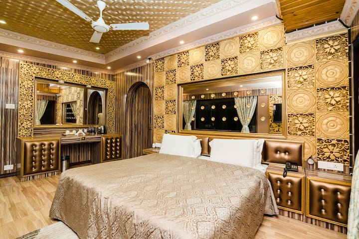 Shillong Retreat: Colonial Charm & Spacious Rooms - Shillong